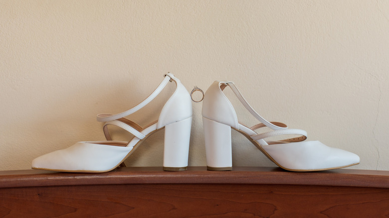Turn an old pair of high-heeled shoes into stylish bookends