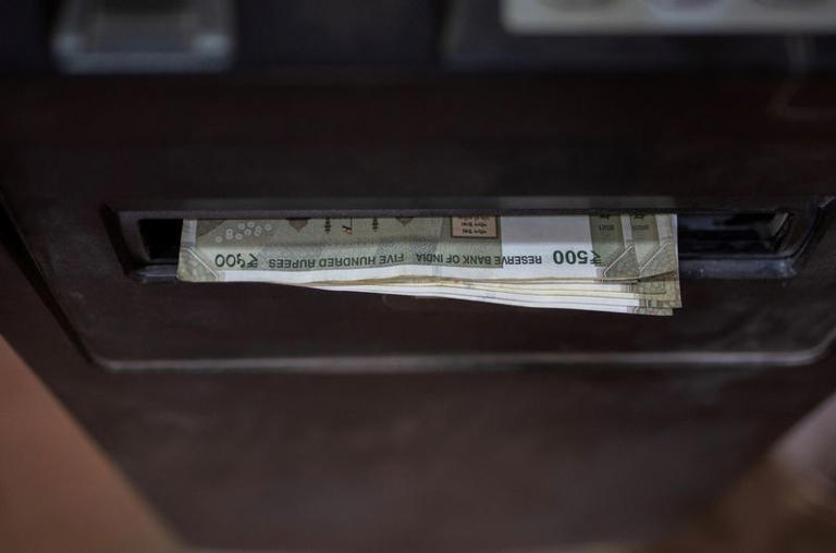 Indian rupee forwards retreat after central bank unveils FX swap