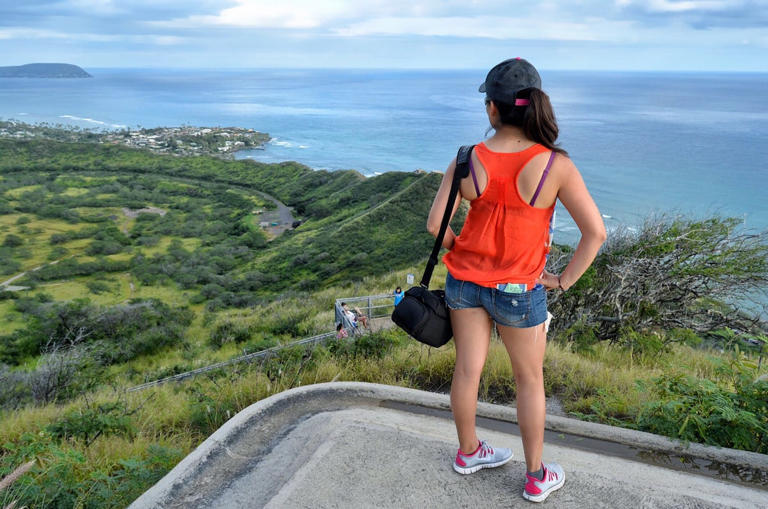 7 easy Oahu hikes families actually want to do