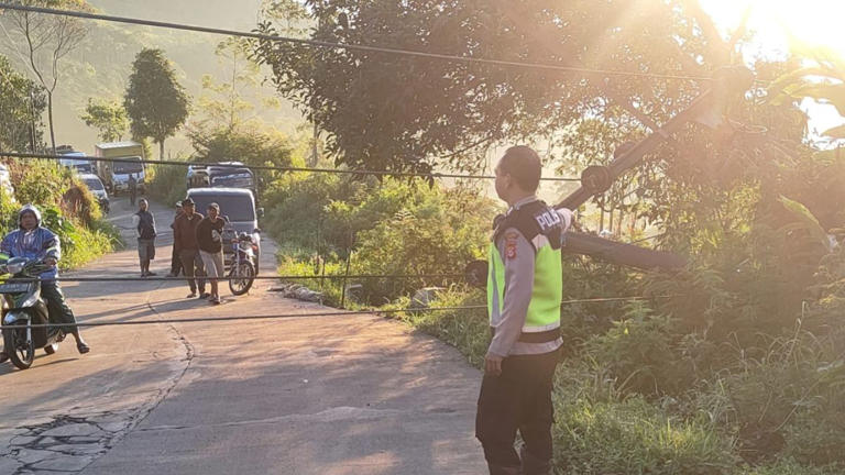 Tiang listrik tumbang jalan raya Banjarwangi–Singajaya terhambat, PLN ...