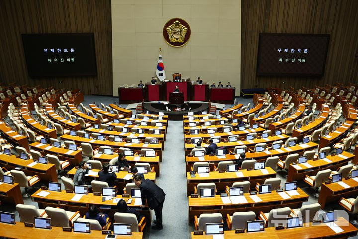 Democratic Party passes controversial 'super gag law'