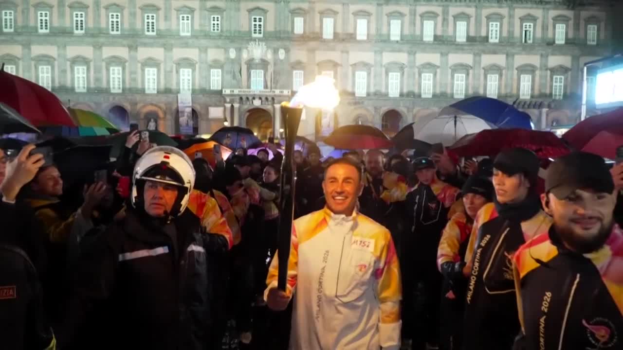 Olympic torch reaches Naples in last relay before Christmas
