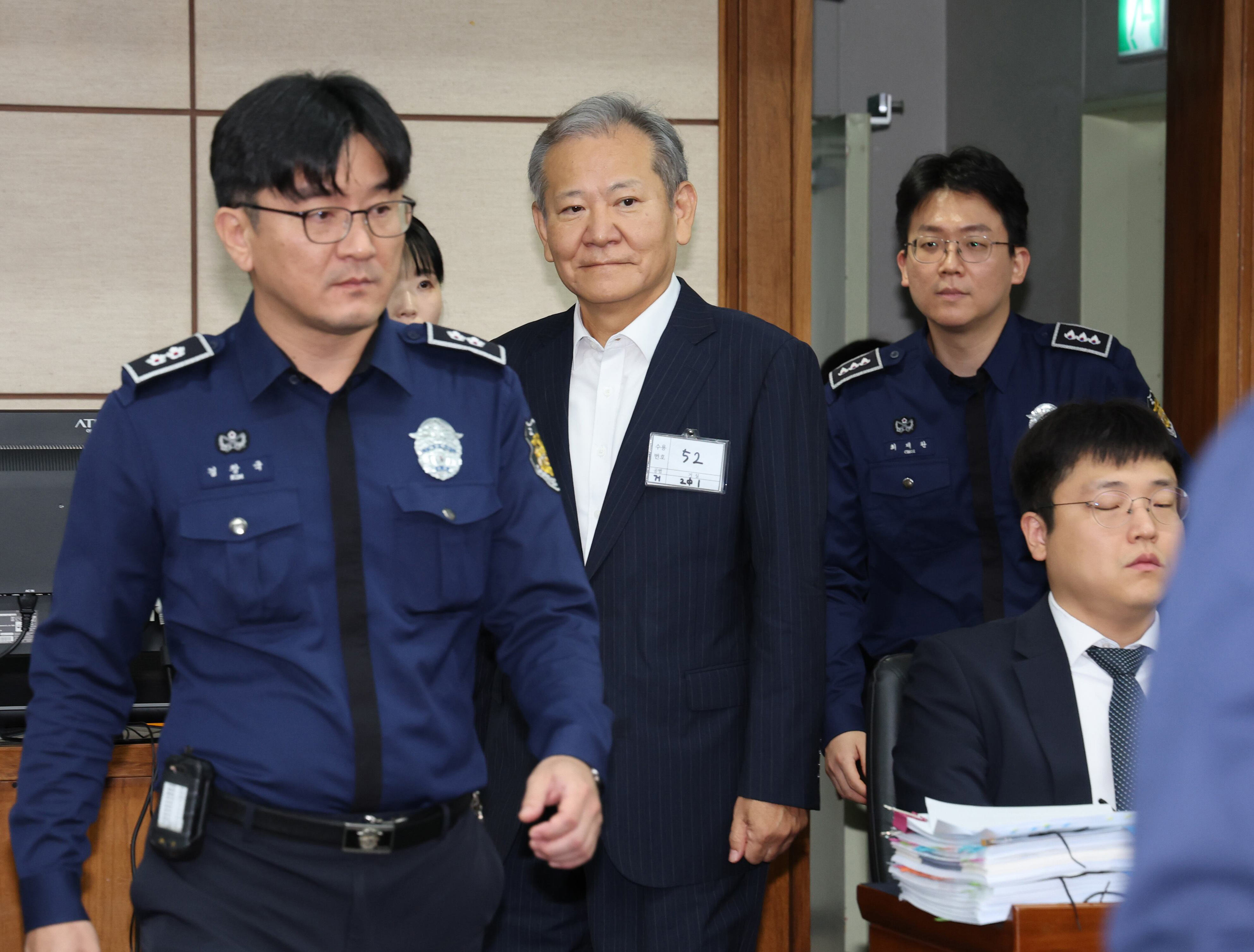 Court rejects bail for ex-minister Lee Sang-min