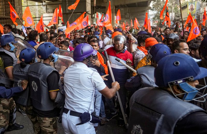 Massive protest outside Bangladesh mission in Kolkata, 12 held