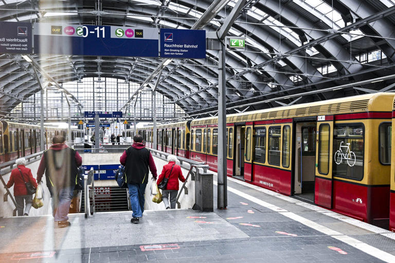 Durchsage an Berliner Bahnhöfen: Billie Eilish übernimmt das Deutsche ...