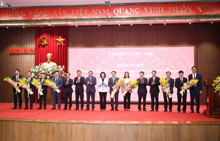 Hà Nội trao 9 quyết định về công tác cán bộ