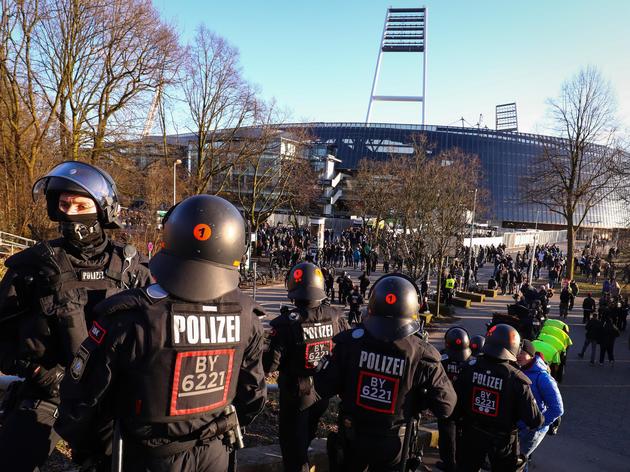 Rekord-Einsätze, Pyro-Angriffe, Sparpläne: Bremens Polizei am Limit