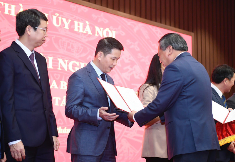 Hà Nội trao 9 quyết định về công tác cán bộ