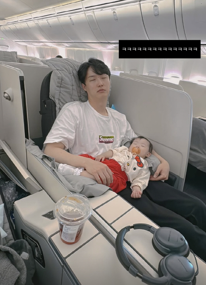 Lee Yong-sik's granddaughter slept well in her first business class ...