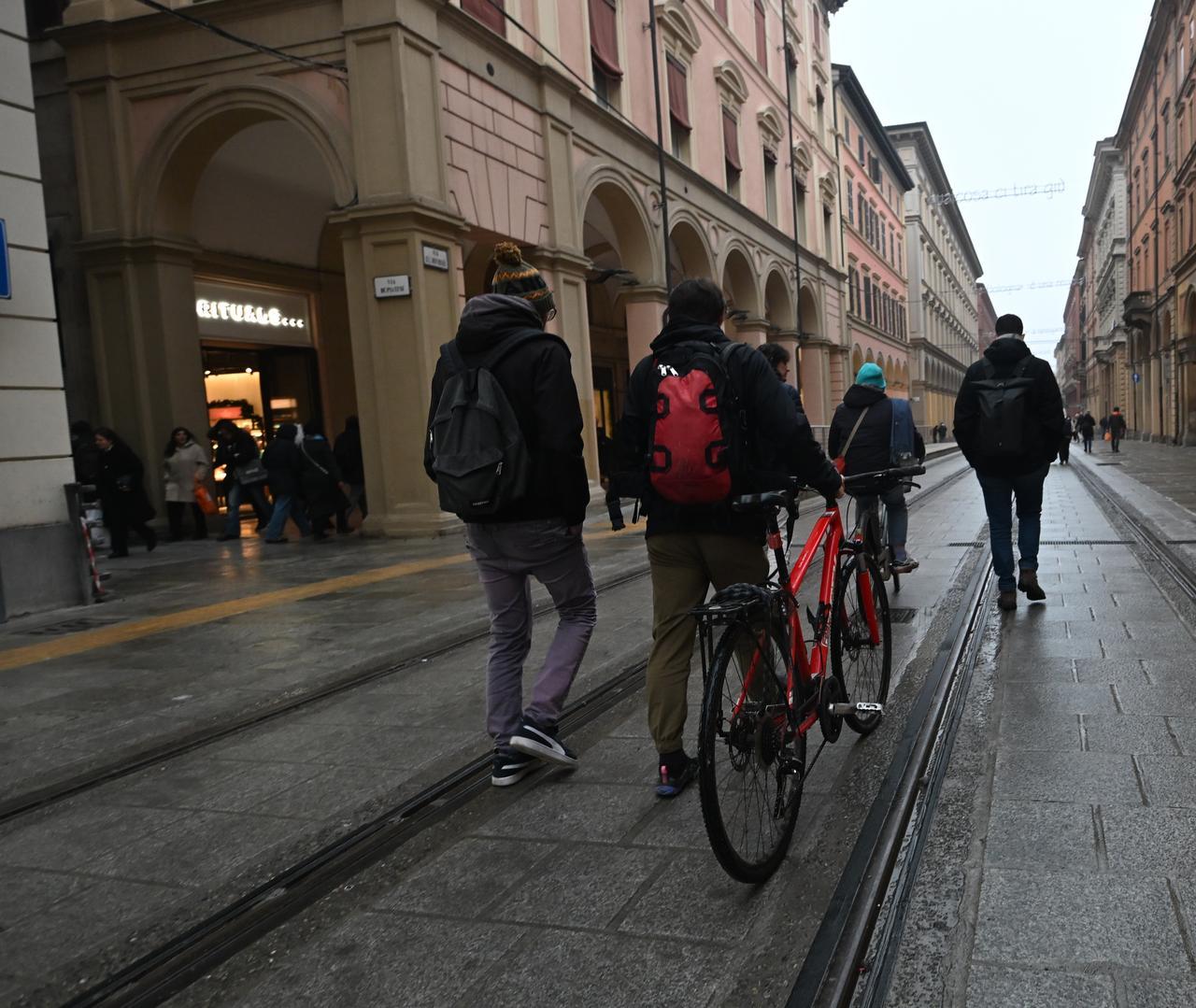 Via Indipendenza è pedonale. Luci a led sui binari per le bici: "Fino ...