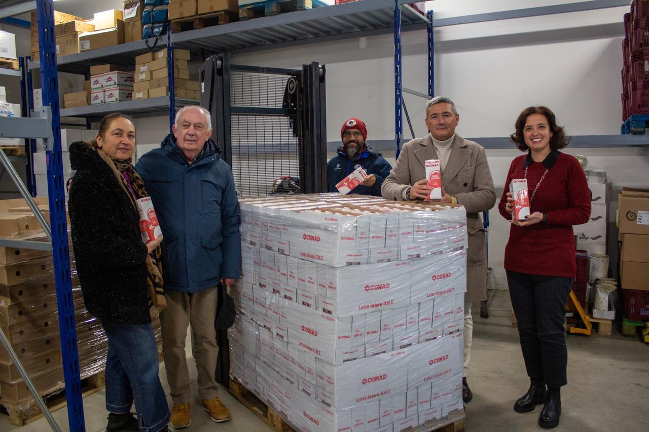 Regalo per le famiglie in difficoltà. Latte intero a lunga ...