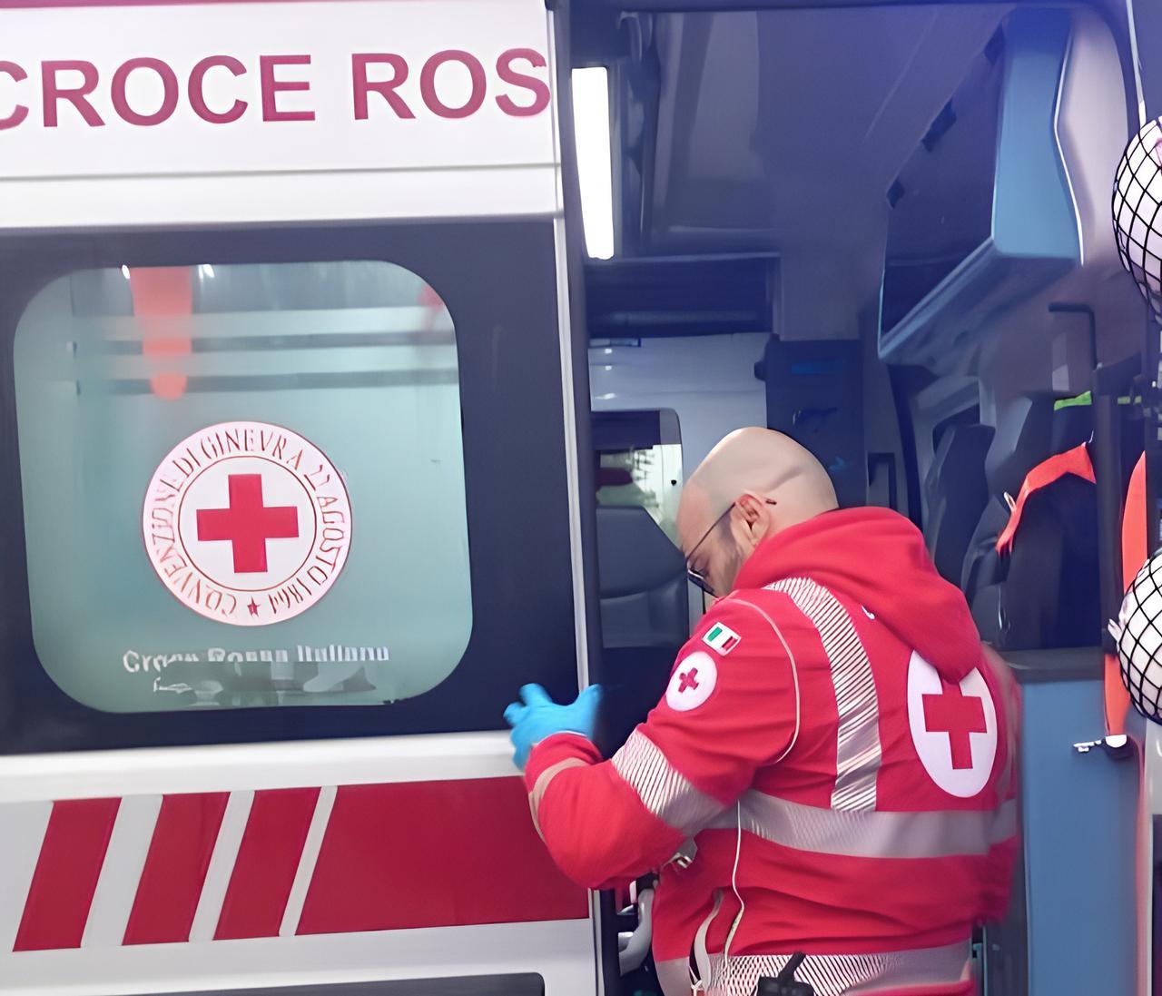 Sbanda e va fuori strada. Pensionato ricoverato all’ospedale di Ancona