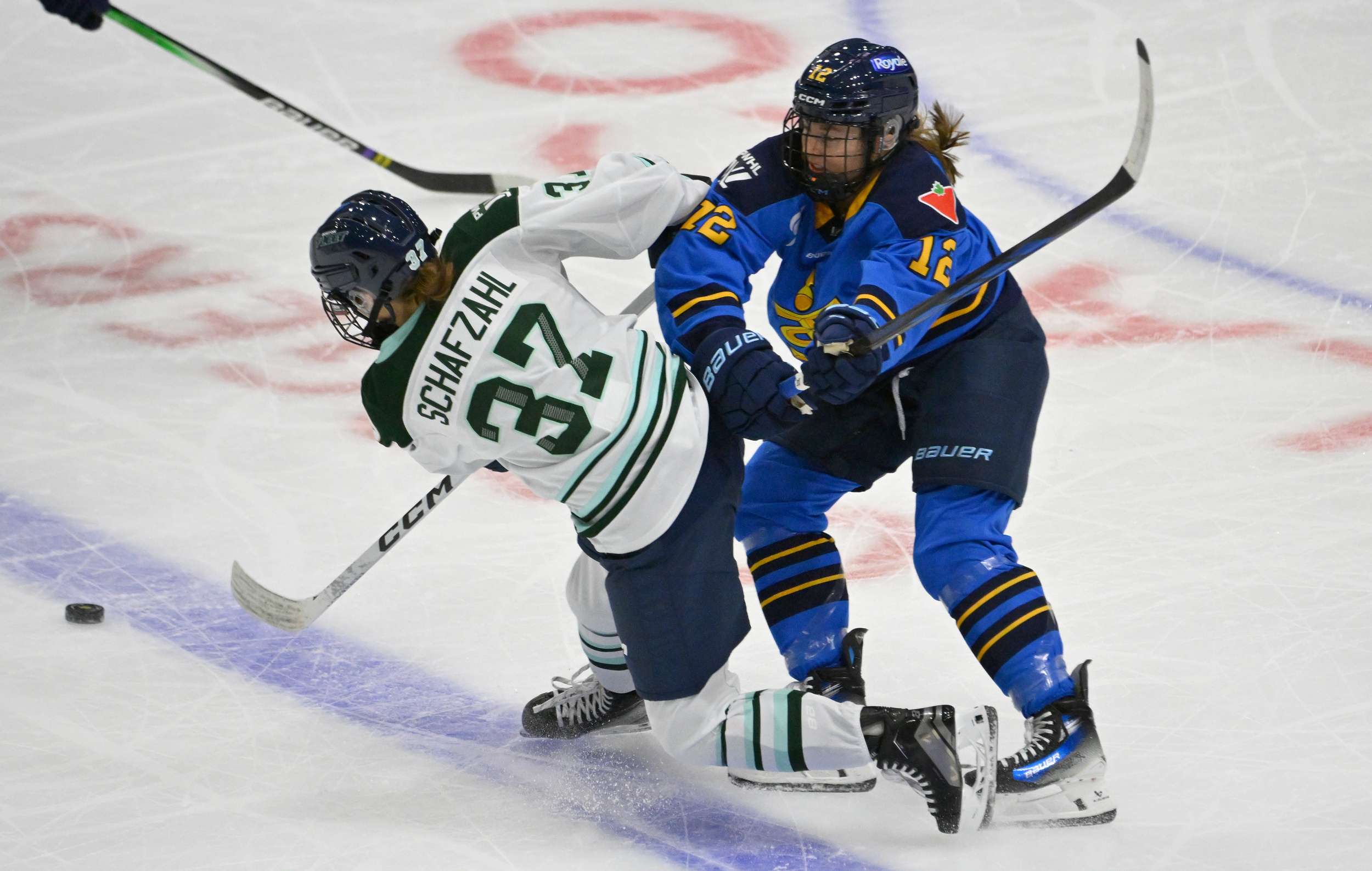 Sceptres’ Allie Munroe leaves game against Charge with lower-body injury