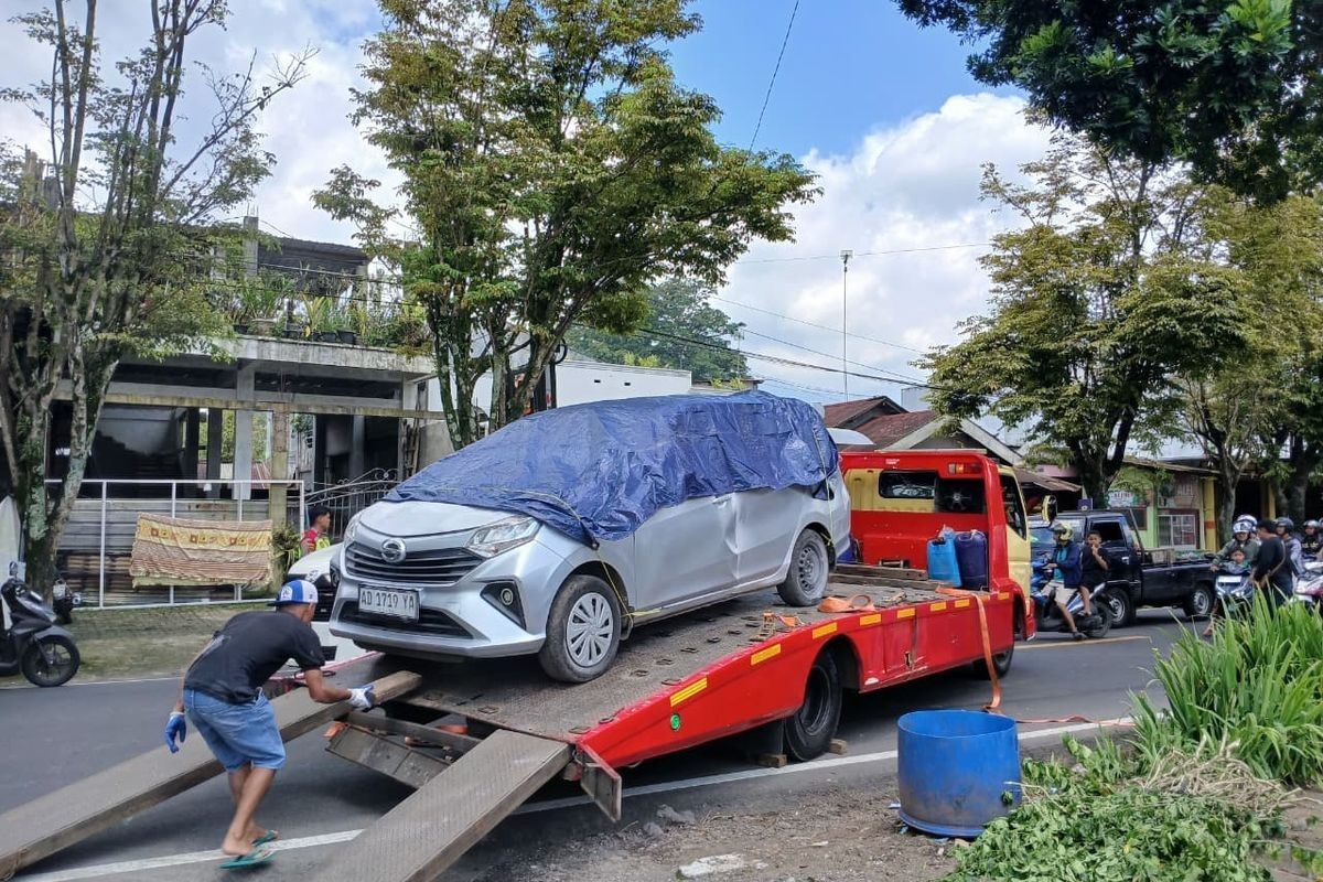 Teka-teki Sigra membara di SPBU Gontor, temuan benda tak wajar di jok