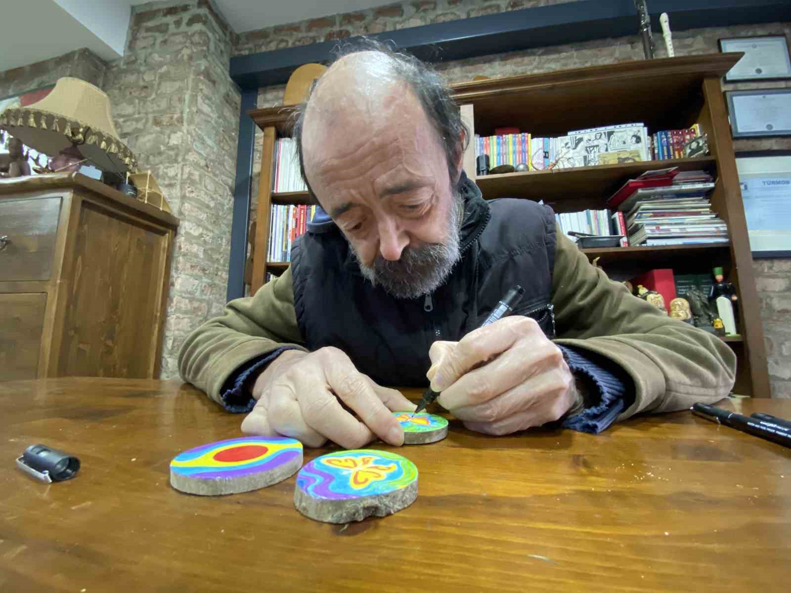 Onun karikatür çizim sevgisi bitmedi