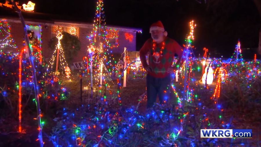 Pensacola man honors late brother with Christmas lights display