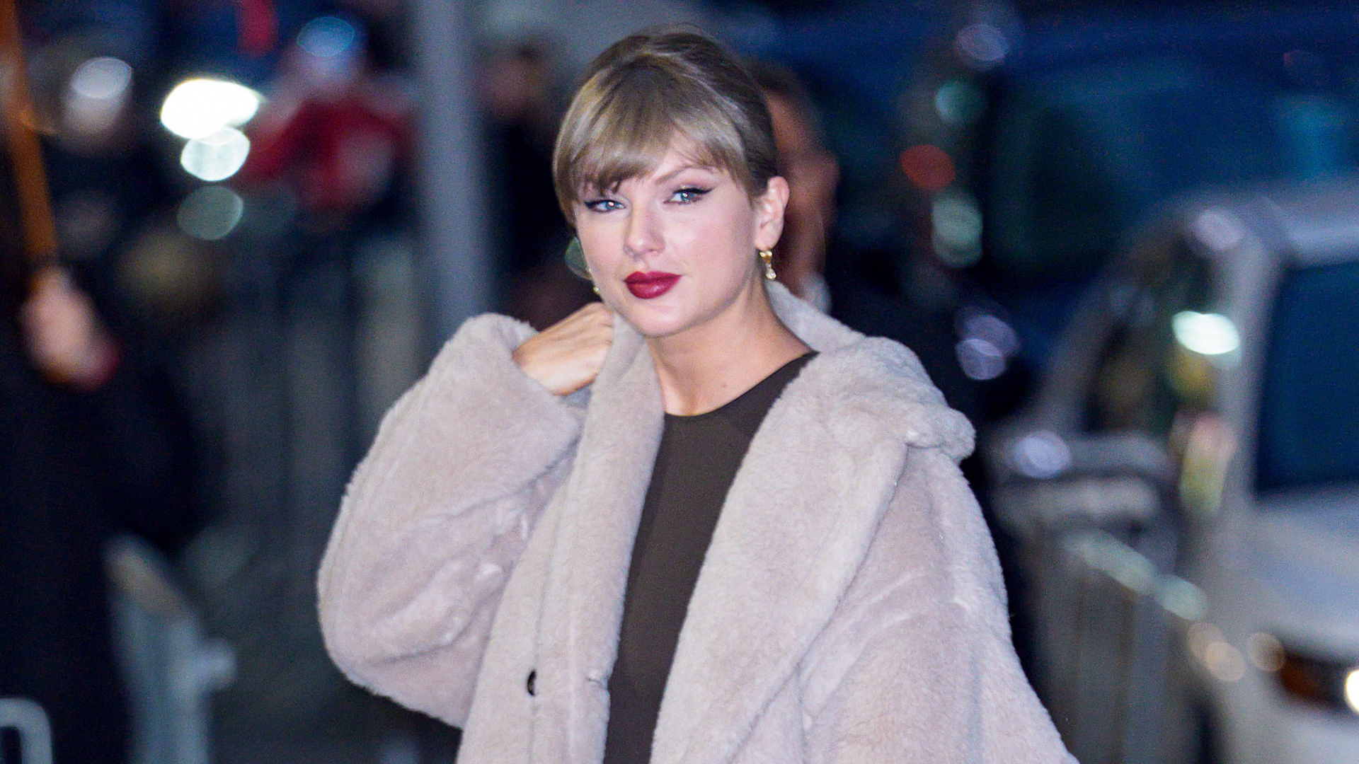 Taylor Swift honours father with $1 million donation to charity