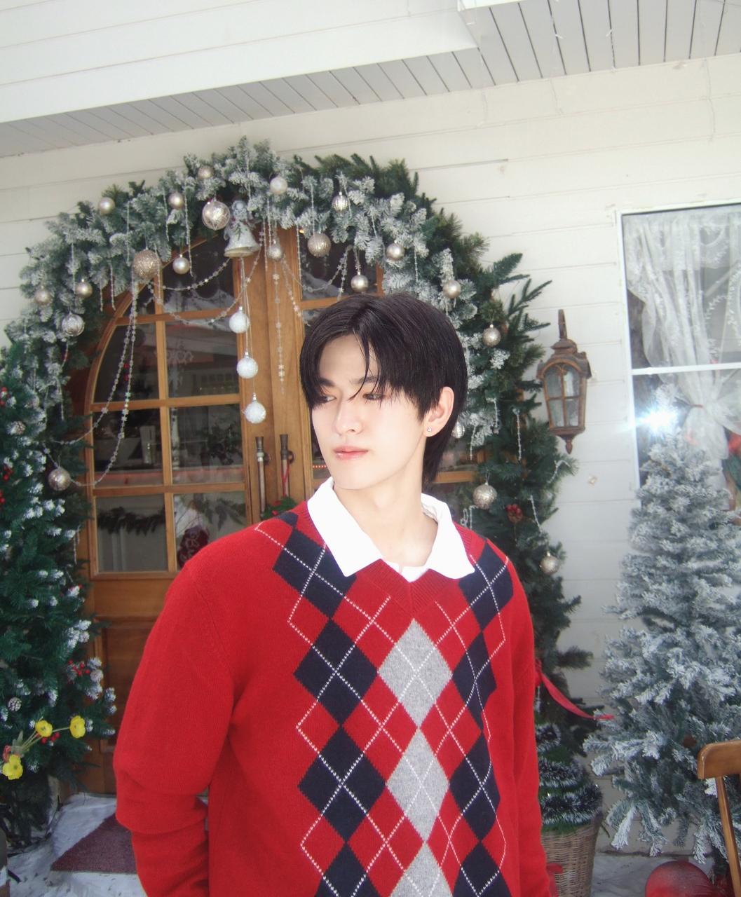 “Waiting for Santa”…BUS 진욱, 겨울 설렘→크리스마스 소년미 발산