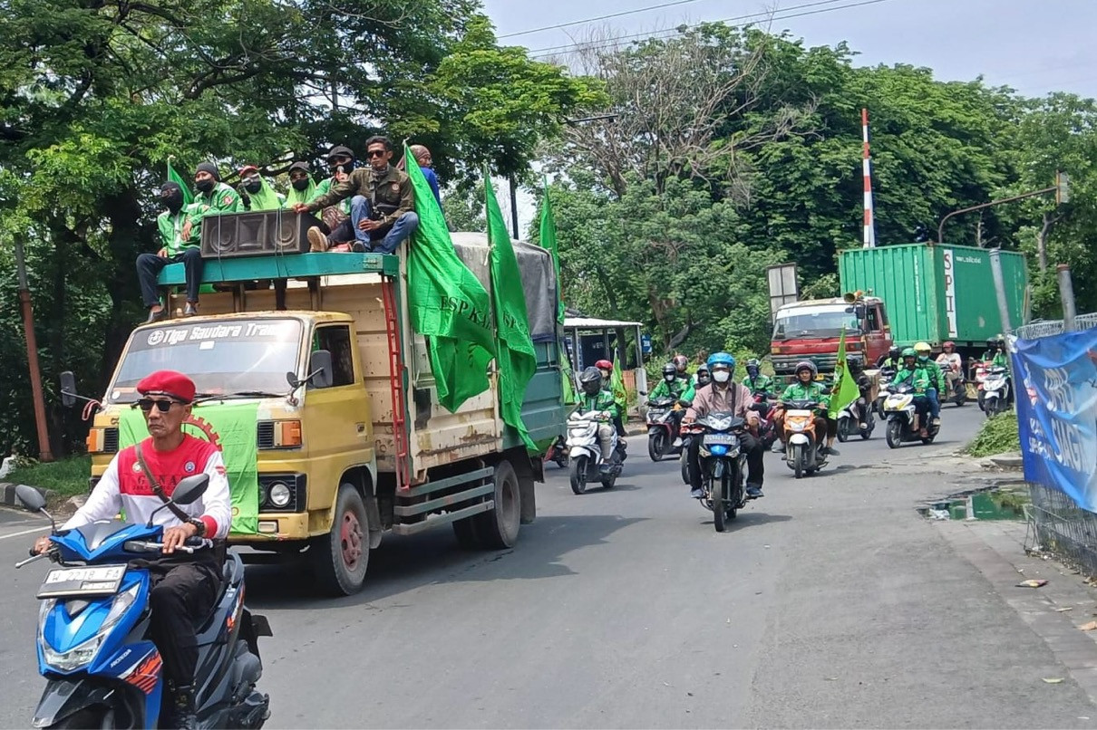 Kecewa penetapan UMP, ribuan buruh geruduk kantor gubernur Jatim