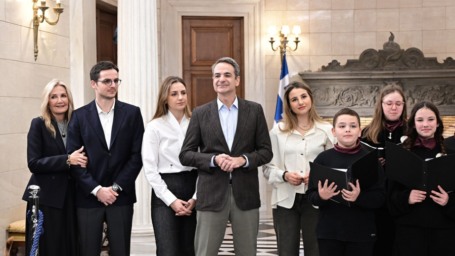Τα κάλαντα των Χριστουγέννων στον πρωθυπουργό από το Μουσικό Σχολείο Αλίμου
