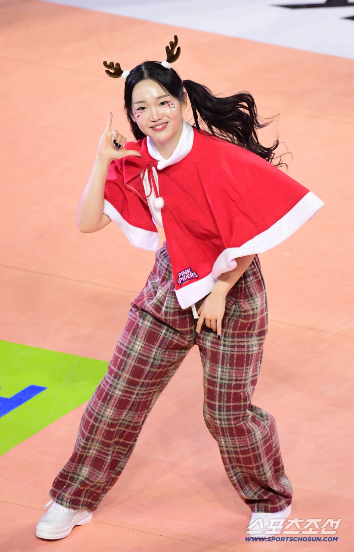 Heungkuk Life's cheerleader who turned into a Santa girl