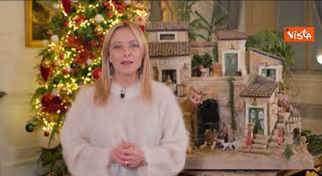 Gli auguri di Natale di Giorgia Meloni davanti al presepe: siate ...