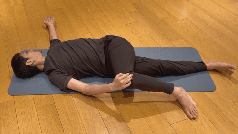 寝ても疲れが残るのは「背中がオフにならない」から? 回復力を高める仰向けねじりのポーズ