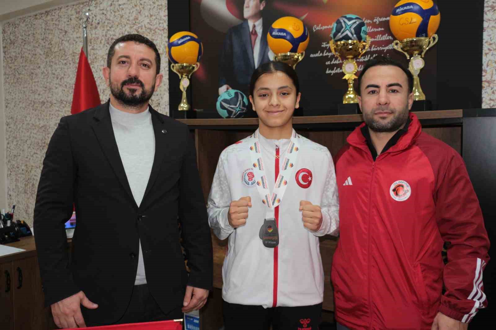 Boksta Avrupa 2.'si olan Asmin Çabas'a, Cizre'de coşkulu karşılama