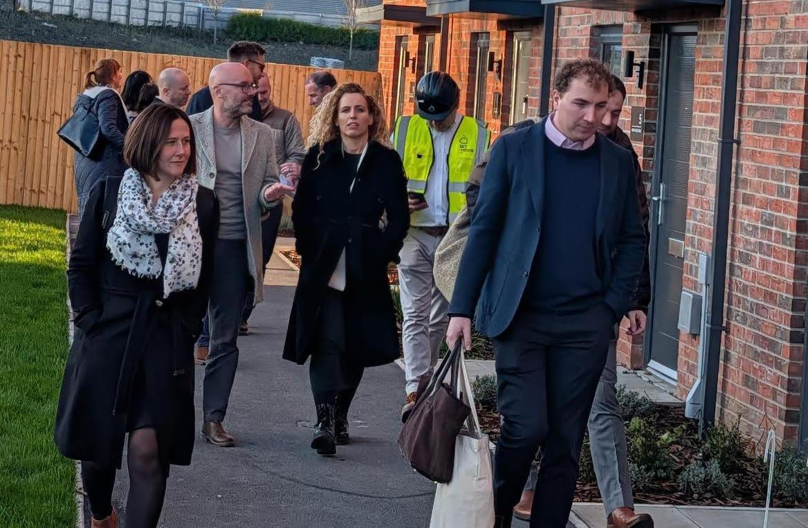 Climate minister visits 'eco-friendly' housing development