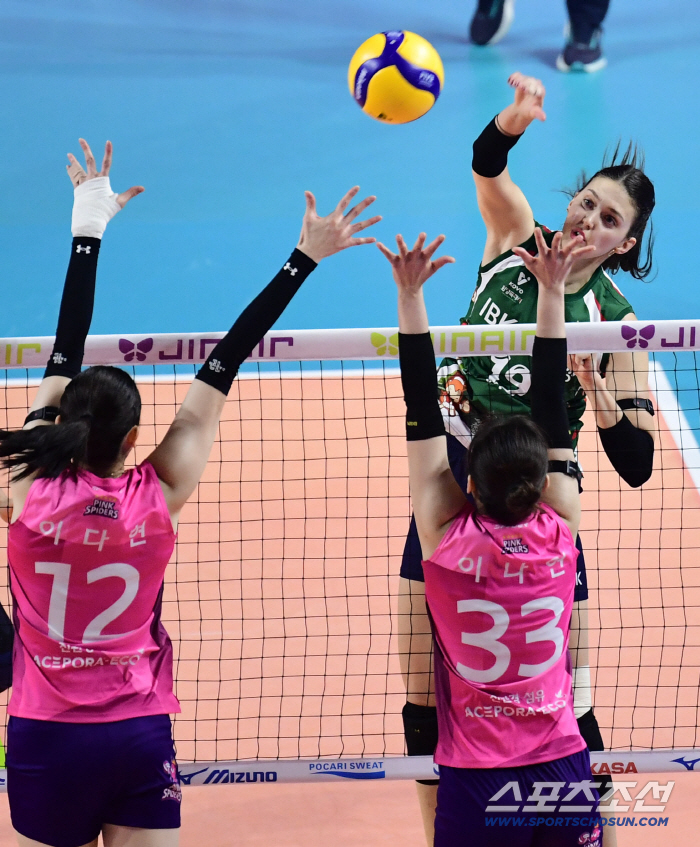 Powerful spike for Victoria's score