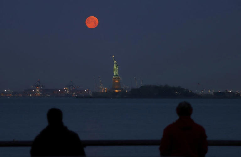 A brighter-than-usual wolf moon will light up January 2026 skies — here ...