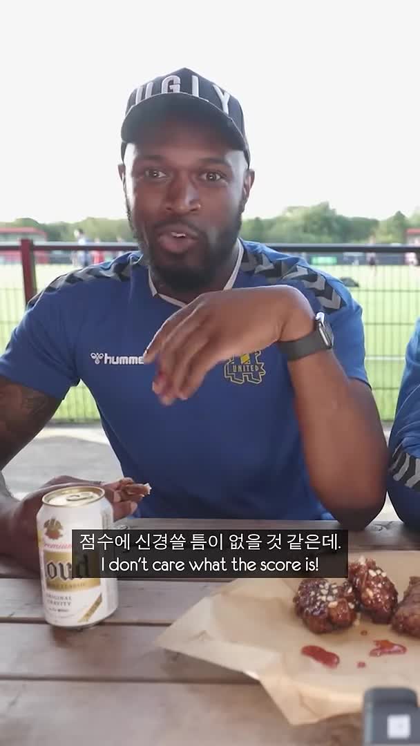 British footballers try Korean fried chicken & beer for the first time ...