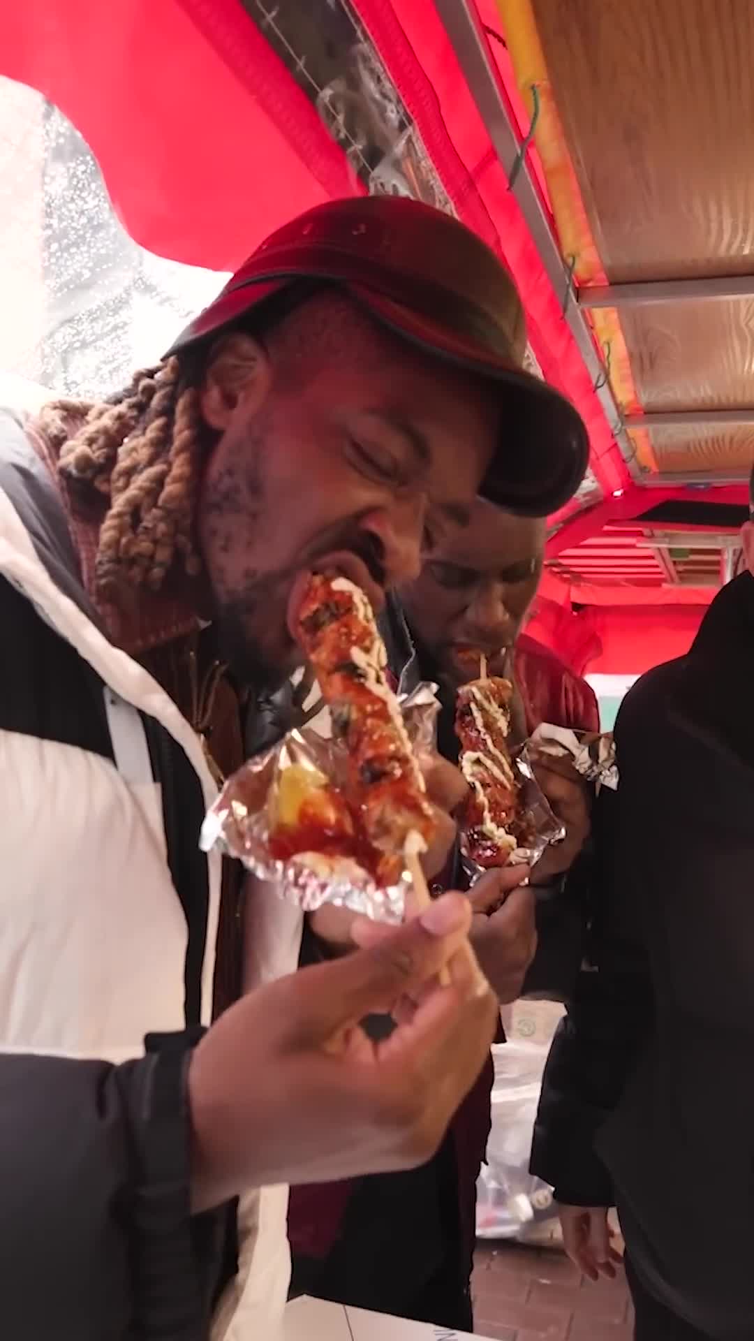 British rappers take on spicy Korean chicken skewers! 🌶️🔥
