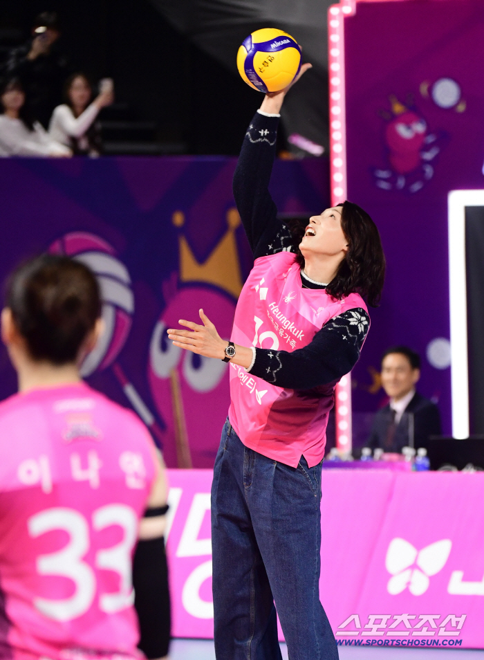 Powerful first pitch while watching Kim Yeon-kyung's juniors