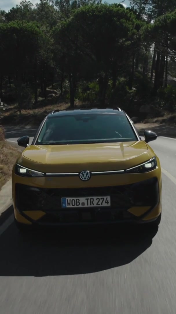 The new Volkswagen T-Roc in Canary Yellow - Driving Vdeo