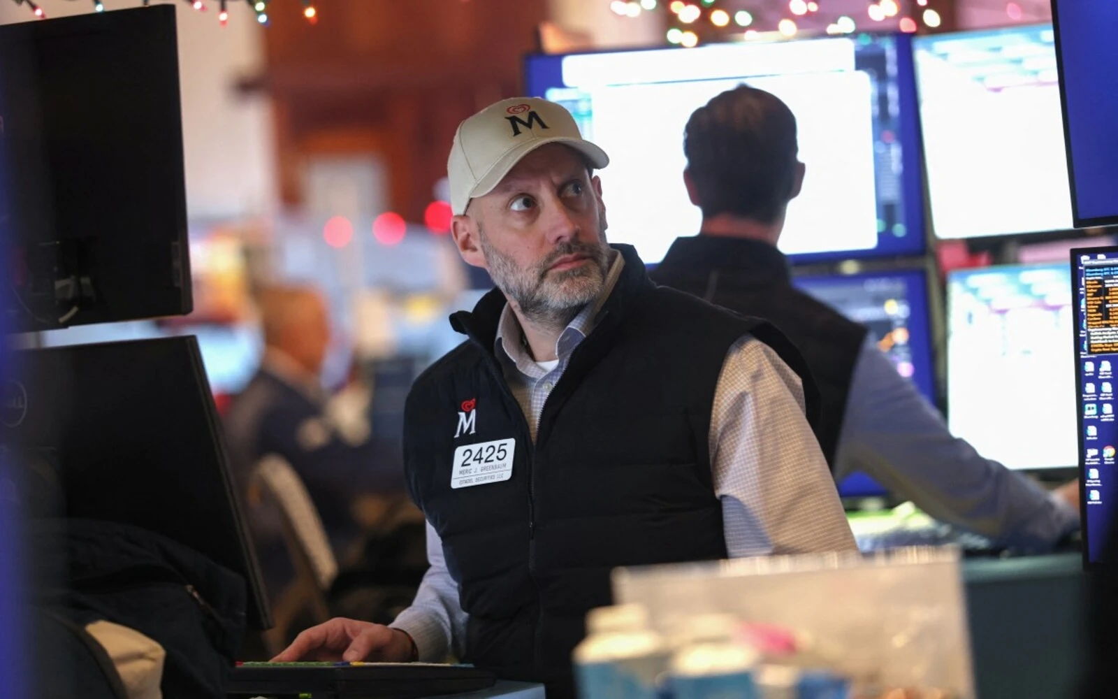 US futures dip in shortened Christmas Eve trading