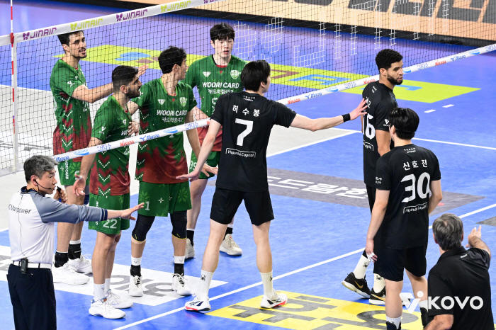 Are you fighting again? Even the head coach is involved in an emotional ...