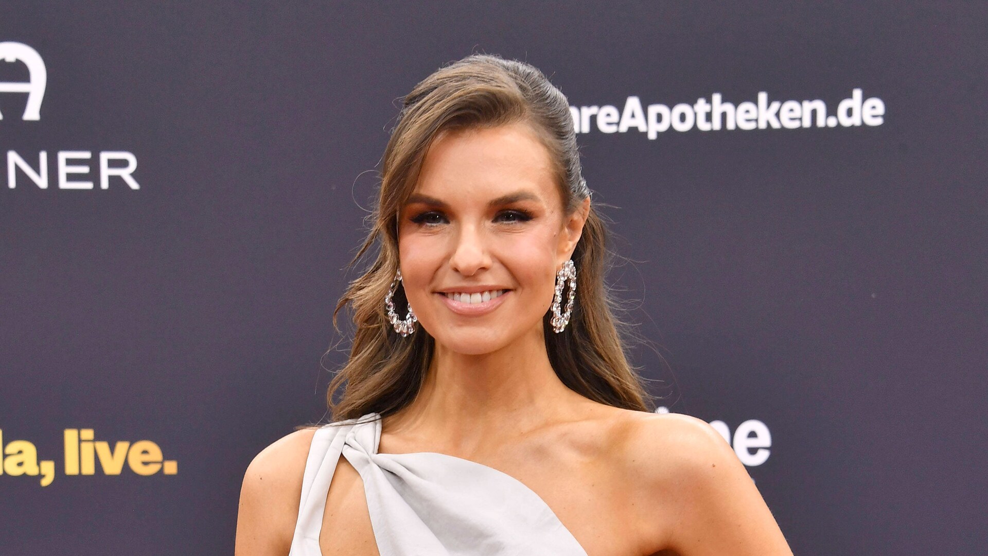 "Uff": Laura Wontorra bringt ihre Community im edlen schwarzen Dirndl ...