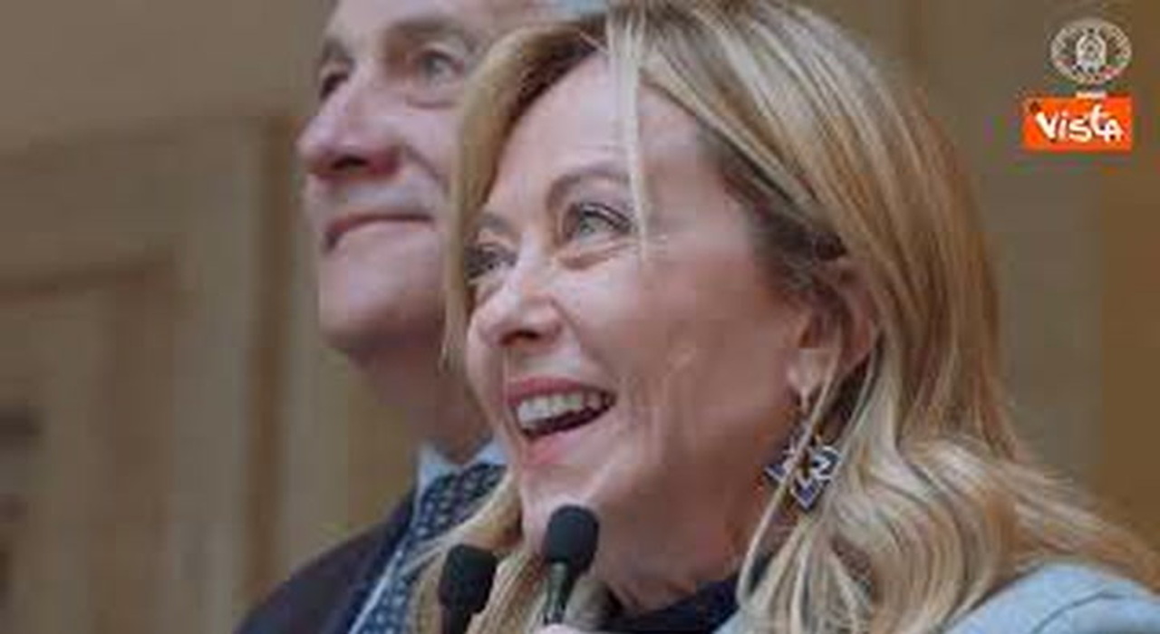 Meloni scherza coi dipendenti di Palazzo Chigi: Vi guardo negli occhi ...