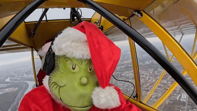 Grinch joins Santa on helicopter ride to take Christmas spirit to the sky