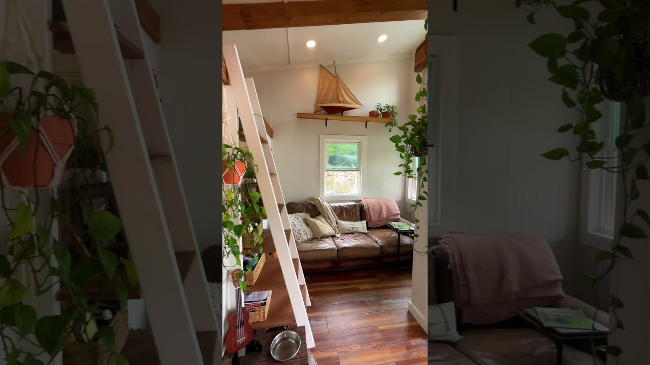 Simple living on a floating tiny house 🏡🌊