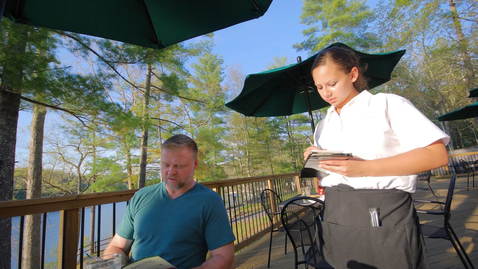 6 red flags fine-dining servers spot the moment you walk in