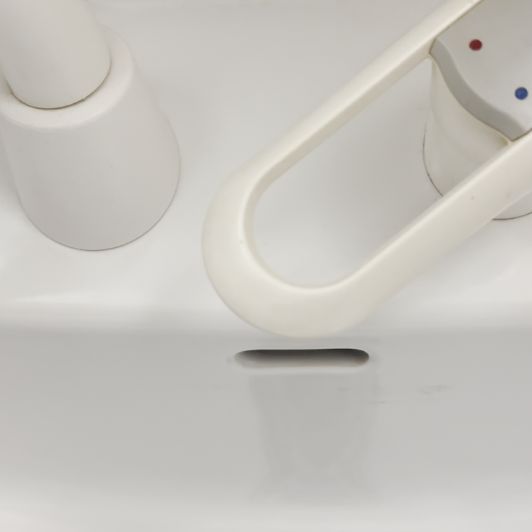 洗面台蛇口の根元に入り込んだ黒ずみをスルンと落とす意外な掃除術「優しい研磨力」「すっきり!」