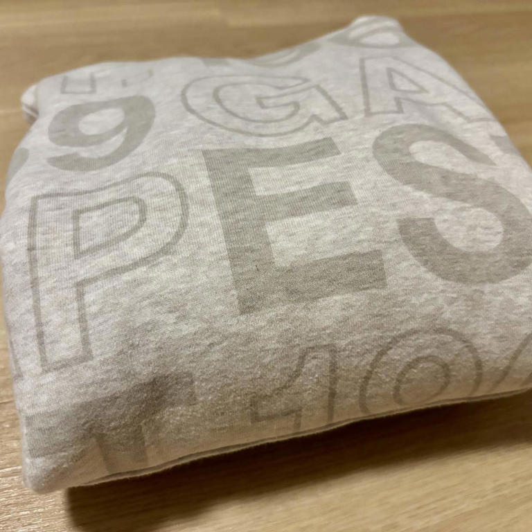 厚みのある「パーカー」のかさばらない畳み方「早く教えて」「簡単」「見るからに違う!」