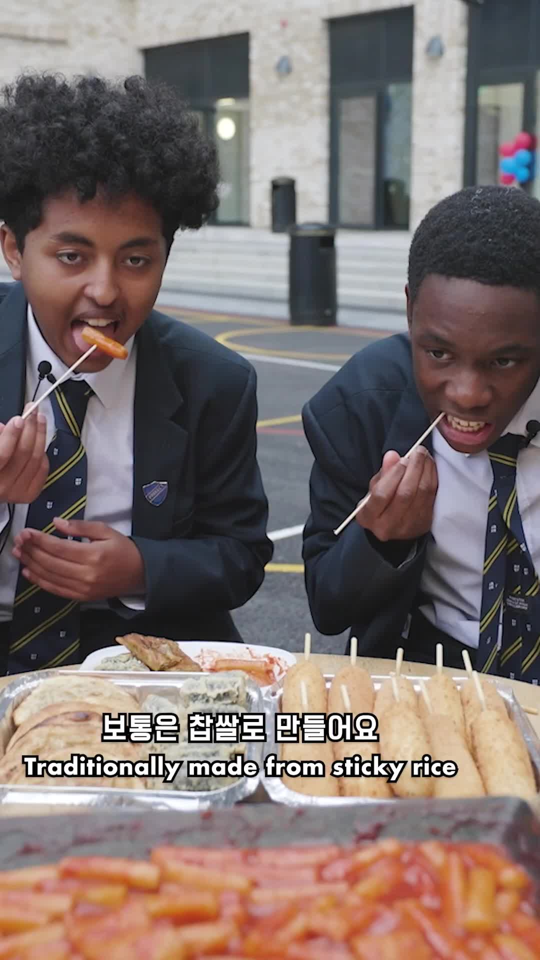 British high school students taste Korean tteokbokki for the first time!