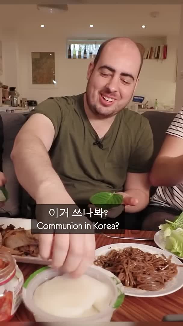 British first-timers react to Korean jokbal (braised pig's trotters ...