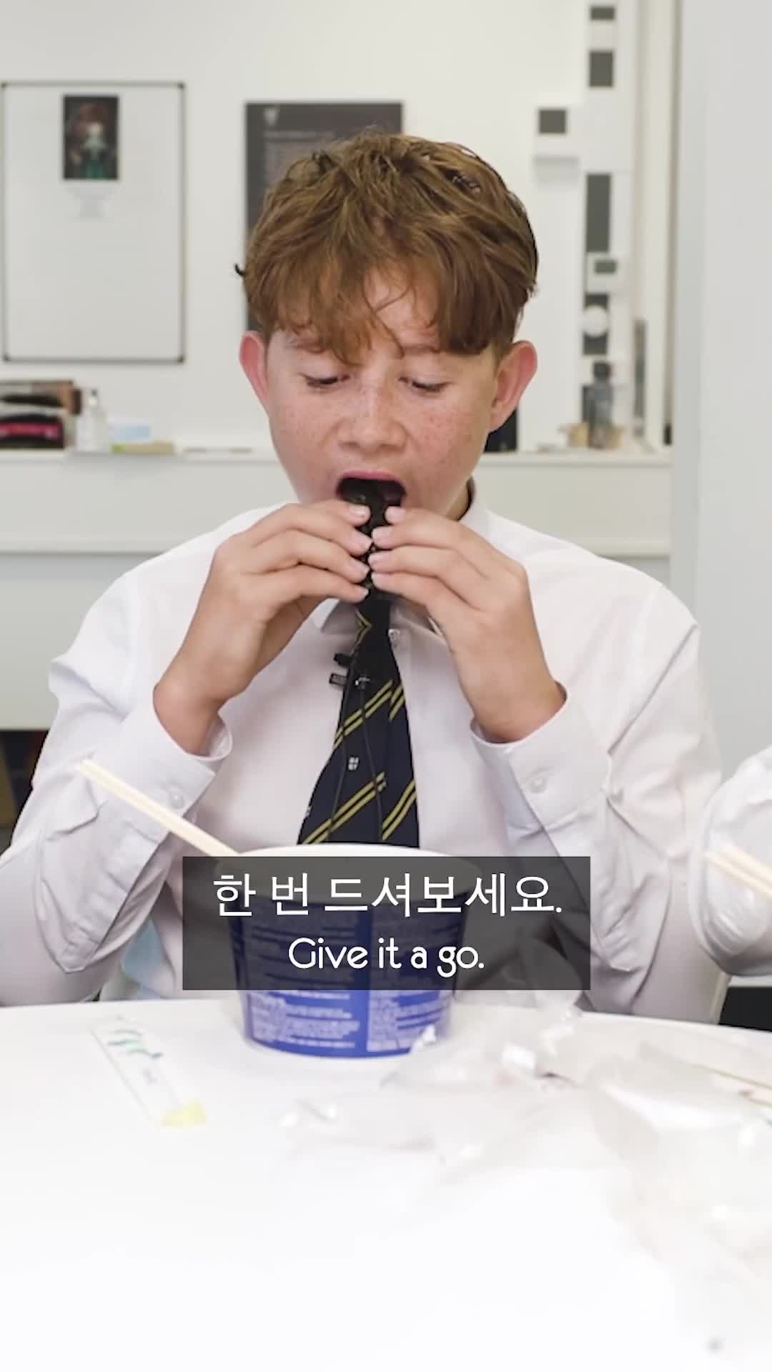 British students try Korean triangle kimbap for the first time ...