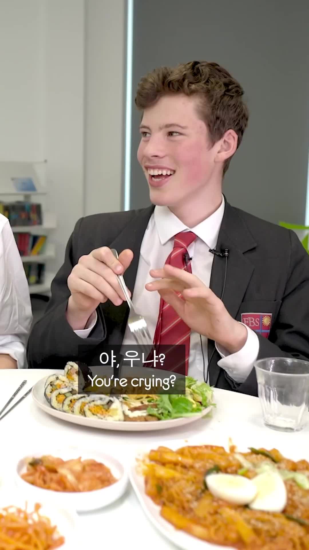 British students try spicy Korean rabokki for the first time! 😂🔥