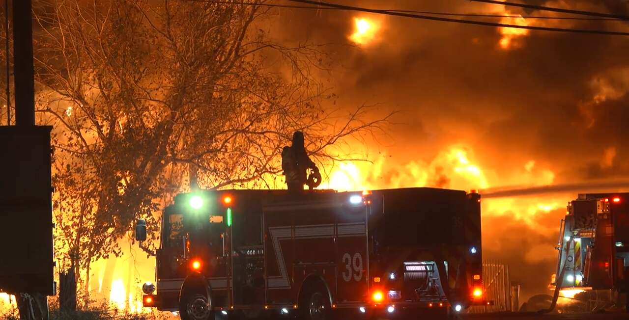 Houston firefighters contain major fire at warehouse full of tires, HFD ...