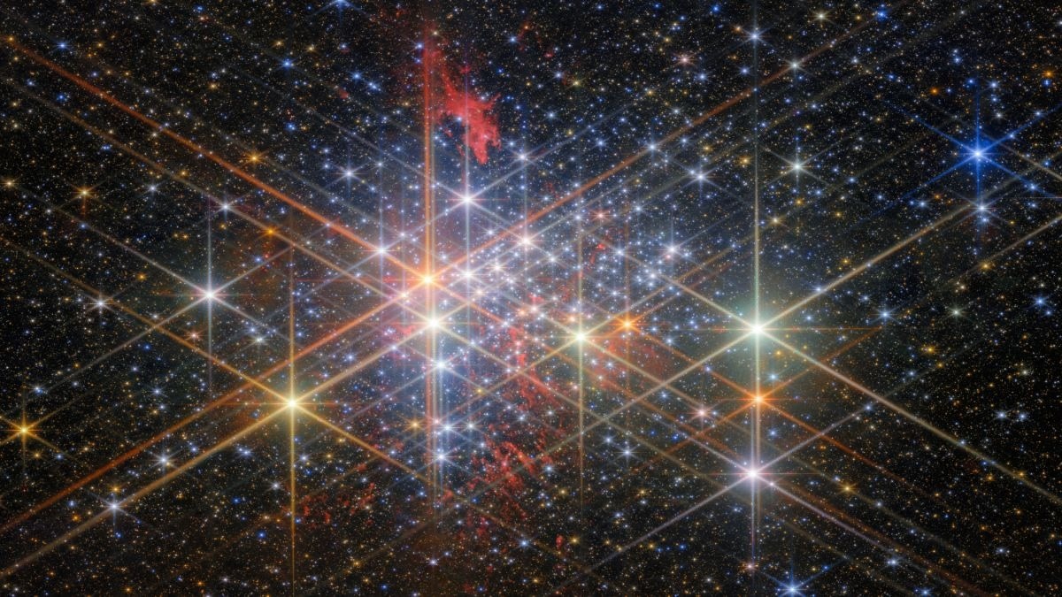 James Webb Space Telescope captures glittering Christmas tree in space ...